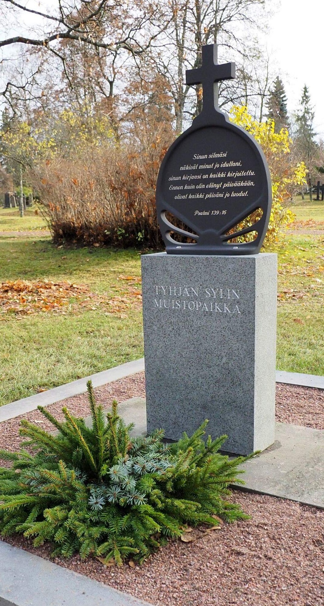 Hautaristi Muisto Valetut hautaristit